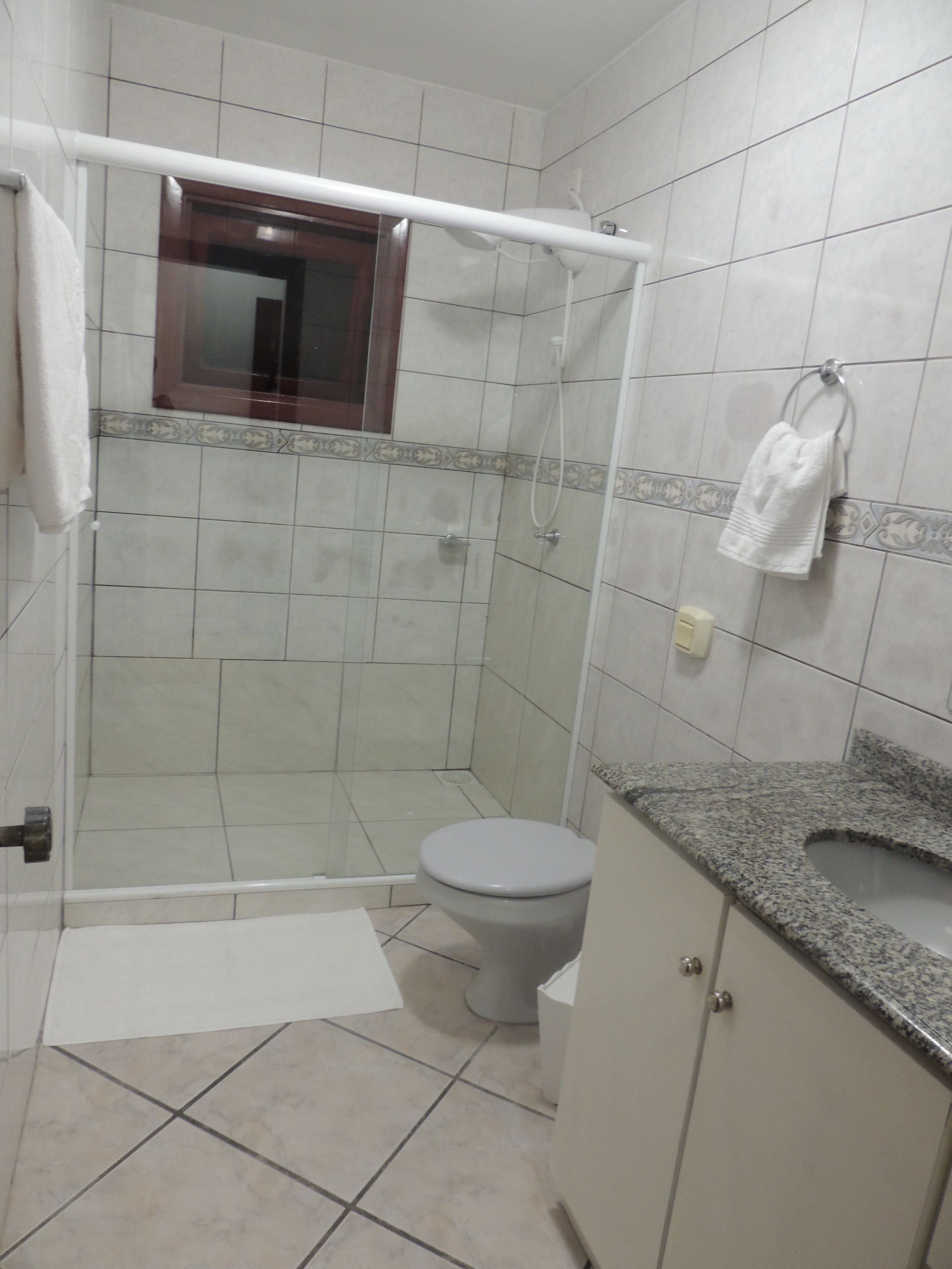 Quarto Quádruplo | Casa de banho | Um polibã, um secador de cabelo (mediante pedido), um bidé 