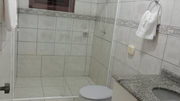 Quarto Quádruplo | Casa de banho | Um polibã, um secador de cabelo (mediante pedido), um bidé
