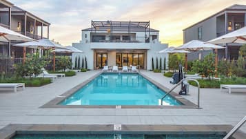 Piscina externa, espreguiçadeiras