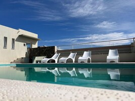 Piscina externa sazonal, funciona das 10h às 20h, guarda-sóis