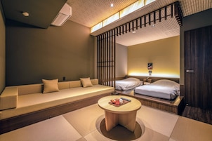 Edredões de penas, cofre no quarto