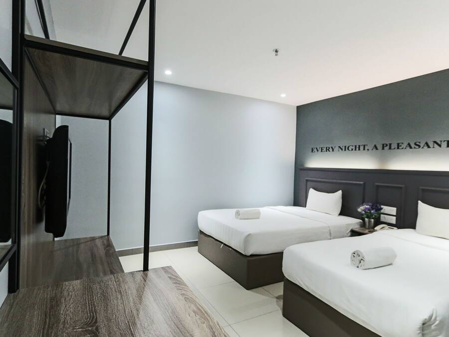 Quarto duplo luxo | Escrivaninha, quartos à prova de som, ferros/tábuas de passar roupa