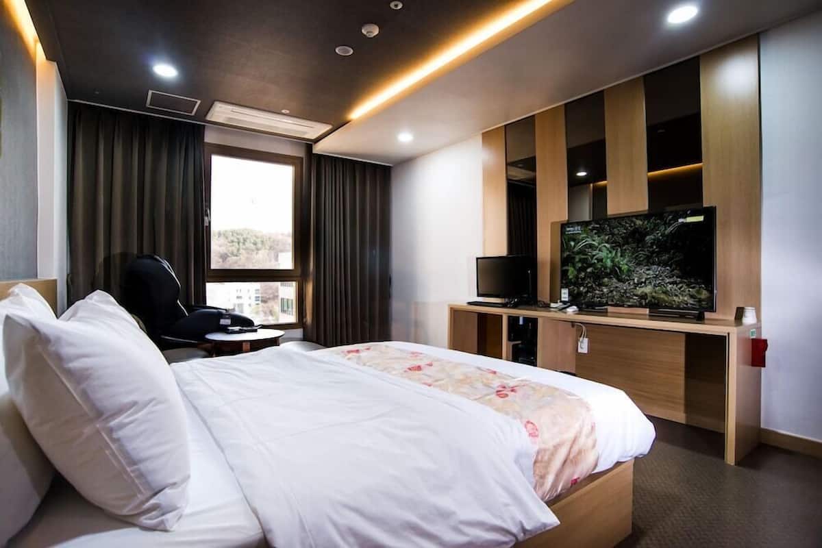 Edredons de pluma, cofres nos quartos, escrivaninha, cortinas blackout