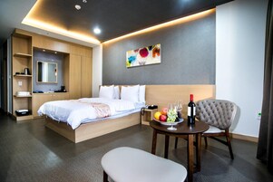 Edredões de penas, cofre no quarto, secretária 