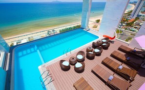 Piscina exterior, guarda-sóis, espreguiçadeiras 