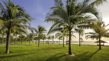 Praia particular, areia branca, barracas de praia de cortesia