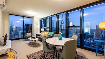 Apartamento Familiar, 2 quartos, cozinha, Vista para a cidade | Sala de estar | Smart TV de 40 de polegadas com canais digitais, televisor, Netflix