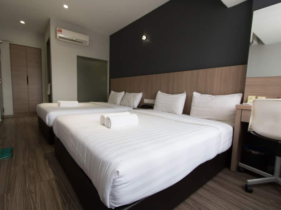 Quarto (Super Deluxe Family) | Cofres nos quartos, escrivaninha, ferros/tábuas de passar roupa