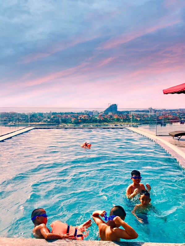 Piscina externa, piscina infinita, espreguiçadeiras