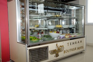 Café da manhã com buffet grátis todos os dias