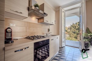 Apartamento, 1 quarto | Cozinha privada | Um frigorífico/congelador grande, um micro-ondas, uma placa de cozinha 
