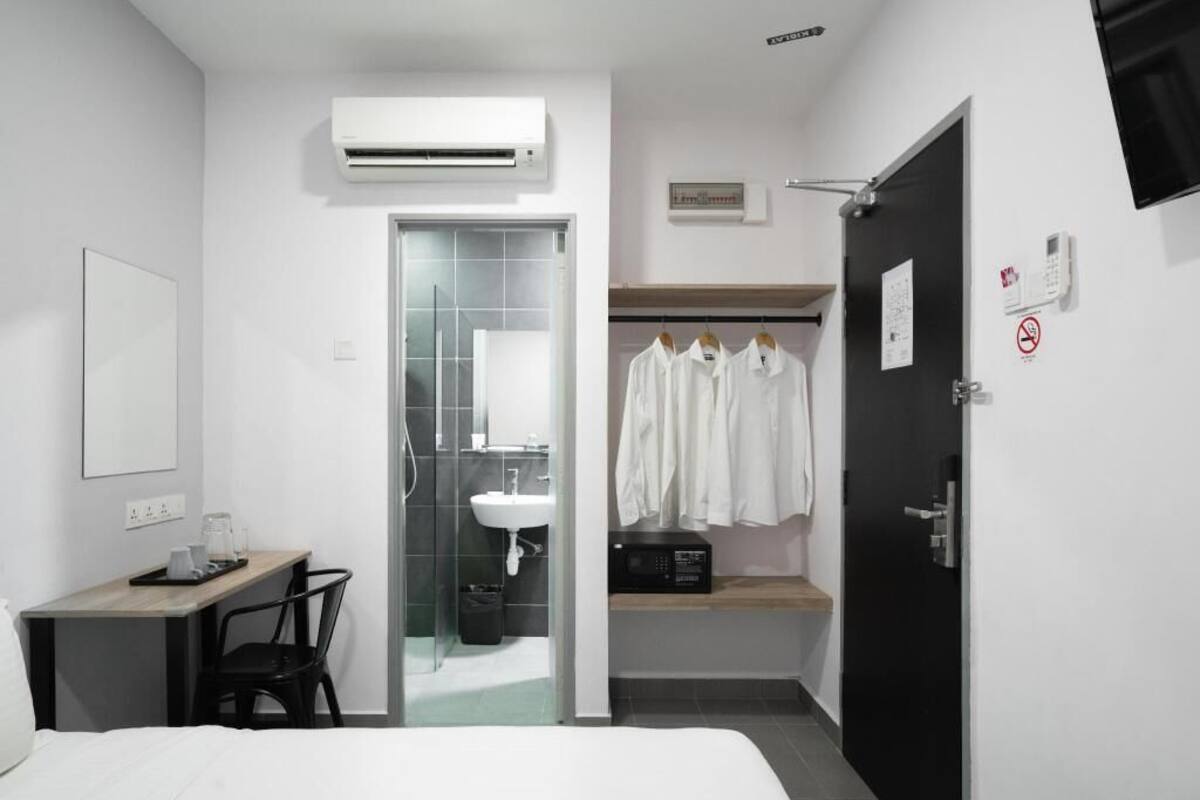 Cofres nos quartos, escrivaninha, quartos à prova de som