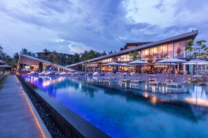 2 bares/lounges, um bar junto à piscina, um bar de praia 