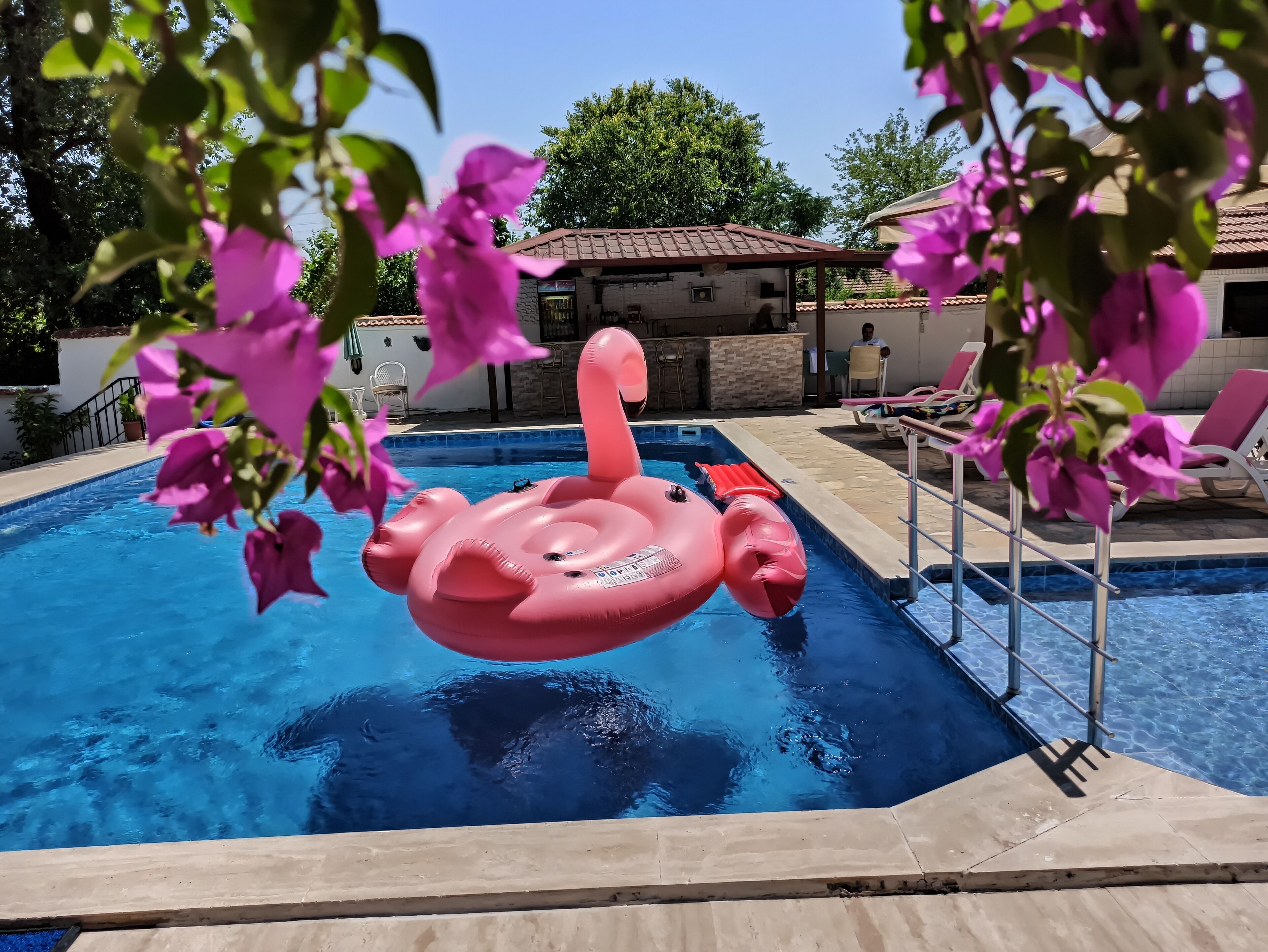 Piscina externa, funciona das 10h às 20h, guarda-sóis, espreguiçadeiras