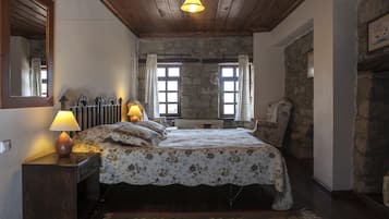 Quarto casal standard | Escrivaninha, Wi-Fi de cortesia