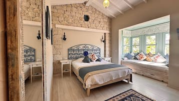 Quarto Triplo Superior | Roupa de alta qualidade, cofre no quarto, com decoração personalizada