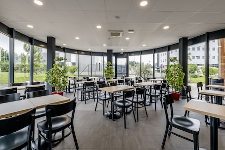 Café da manhã com buffet todos os dias mediante uma taxa. B&B Hôtel Bordeaux Est