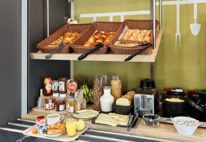 Pequeno-almoço tipo buffet diário mediante uma taxa 