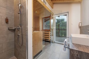 4-bedroom penthouse with private sauna | Casa de banho | Um polibã, artigos de higiene pessoal grátis, um secador de cabelo 