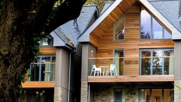 Casa luxo | Escrivaninha, Wi-Fi de cortesia, roupa de cama