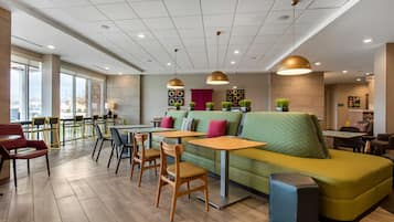 Café da manhã com buffet grátis todos os dias