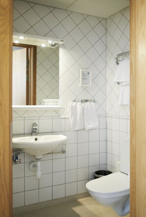 Um polibã, um secador de cabelo, toalhas fornecidas