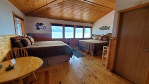 Quarto Duplo Superior, várias camas, frigorífico e micro-ondas, vista para a baía | Wi-fi grátis, roupa de cama fornecida