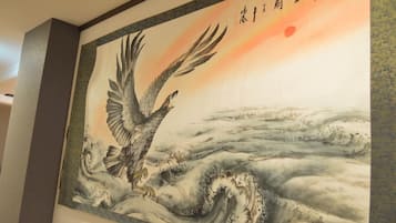 Pintura tradicional chinesa de um pássaro voando sobre ondas, com caligrafia chinesa.