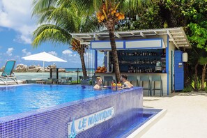 Piscina externa, espreguiçadeiras