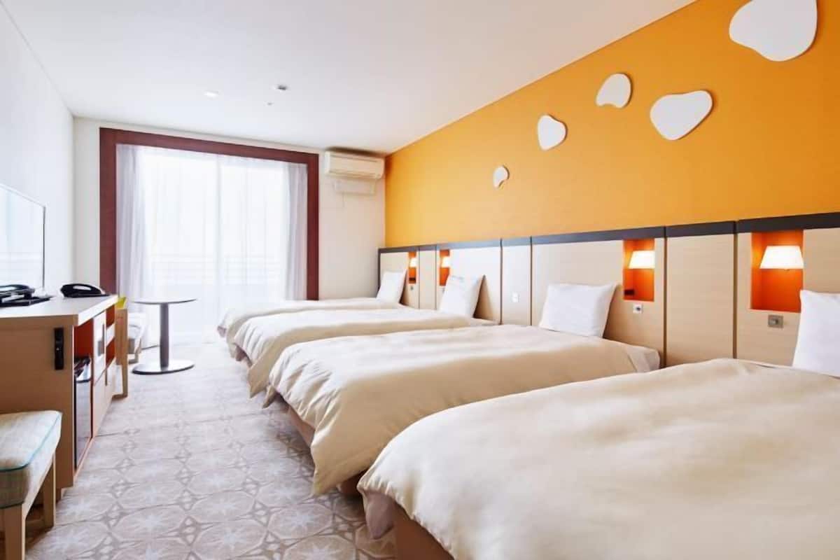 1 quarto, cofres nos quartos, escrivaninha, cortinas blackout