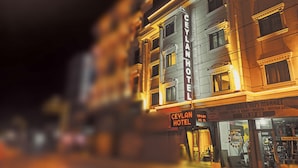 Um hotel com uma placa de destaque que diz "CEYLAN HOTEL".