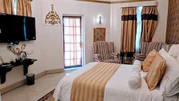 Quarto casal executivo, sacada, vista para a cidade | Roupas de cama premium, frigobar, individualmente mobiliados