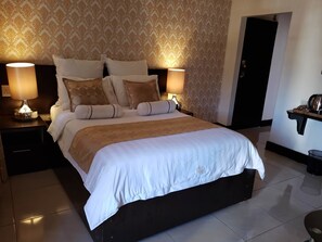 Quarto casal ou duplo standard, 1 cama de casal ou 2 camas de solteiro, ar-condicionado | Roupas de cama premium, frigobar, individualmente mobiliados