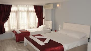 Quarto Triplo Clássico | Roupa de alta qualidade, secretária, quartos insonorizados