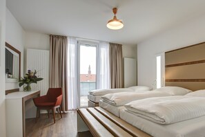 Quarto Triplo (3) | Secretária, cortinas/cortinados opacos, quartos insonorizados