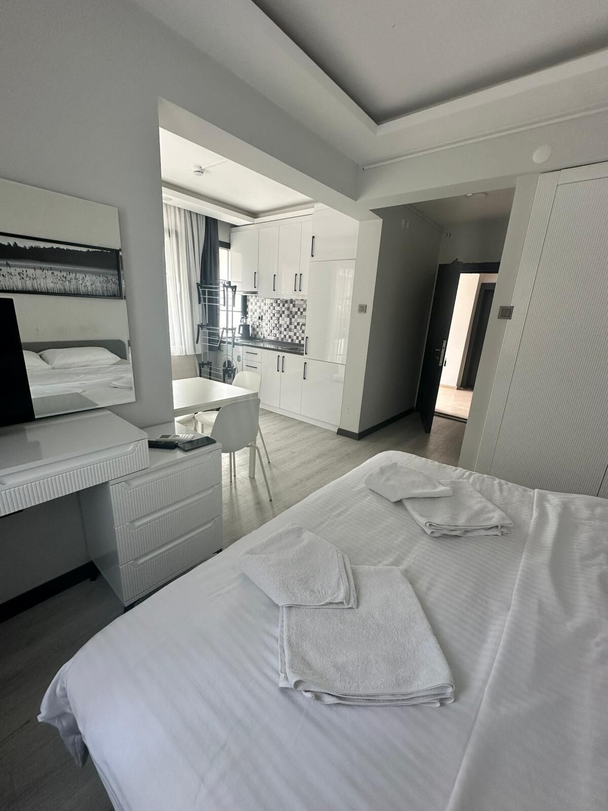 Quarto Triplo Standard | Sala de estar | Televisor LCD de 32 polegadas com canais via satélite, televisor 