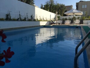 Piscina externa, espreguiçadeiras