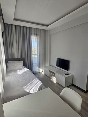 Apartamento família | Área de estar | TV LCD 32 polegadas com canais via satélite, TV