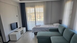 Apartamento Familiar | Sala de estar | Televisor LCD de 32 polegadas com canais via satélite, televisor 