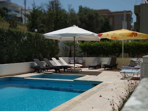 Piscina exterior, espreguiçadeiras