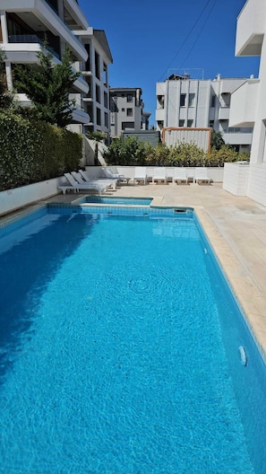 Piscina exterior, espreguiçadeiras 