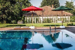 Piscina externa, guarda-sóis, espreguiçadeiras