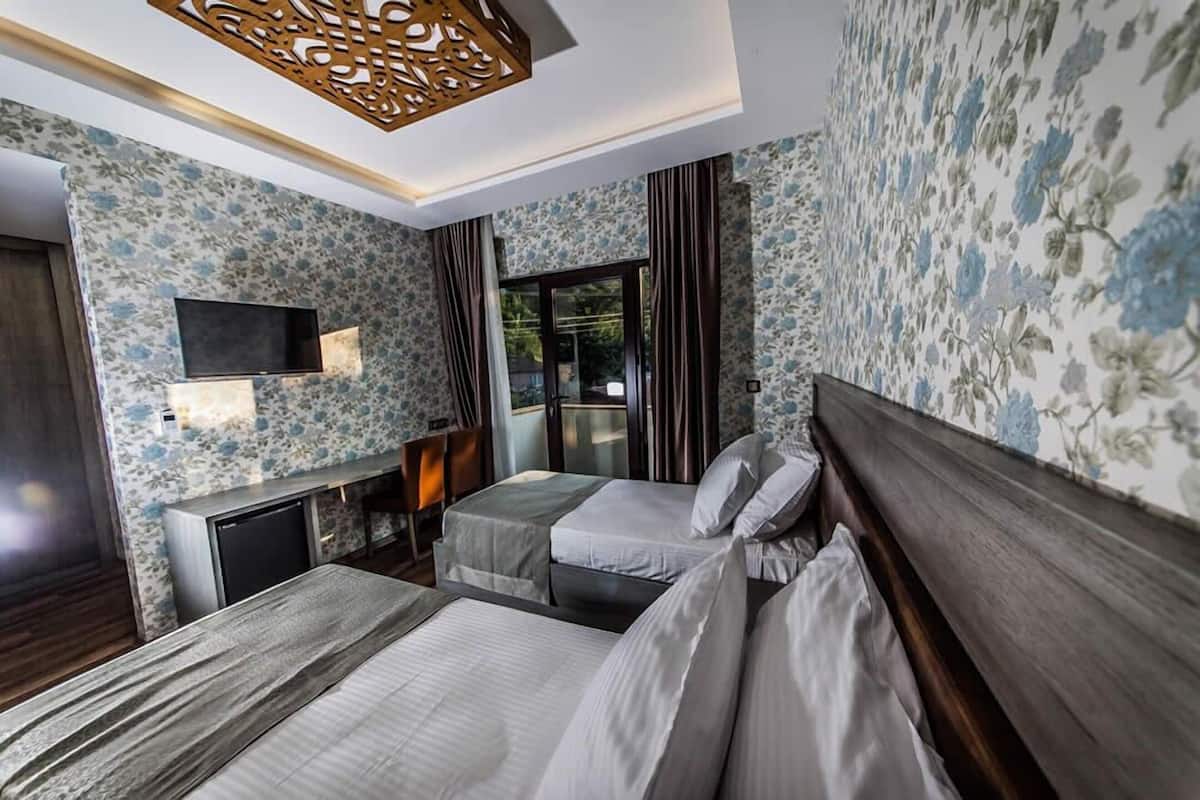 Frigobar, cofres nos quartos, cortinas blackout, quartos à prova de som