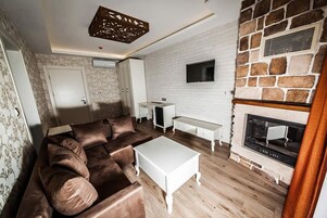 Suíte, vista para o lago | Sala de estar | TV LCD