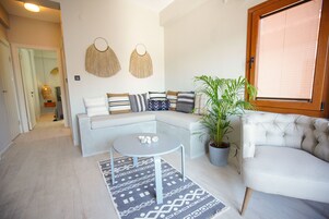 Apartamento, 2 quartos, vista para o mar | Sala de estar | Televisor LED 