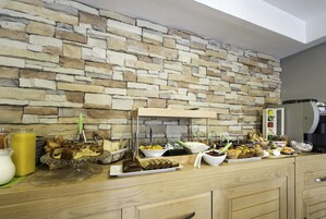 Pequeno-almoço tipo buffet nos dias úteis (15.50 EUR por pessoa) 