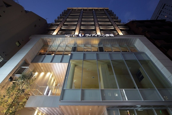 Fachada da propriedade à noite