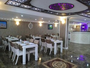 Pequenos-almoços, almoços, jantares servidos, cozinha turca 