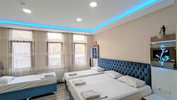 Quarto Quádruplo de Luxo | Roupa de alta qualidade, minibar, secretária