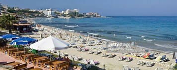 Na praia, praia de areia branca